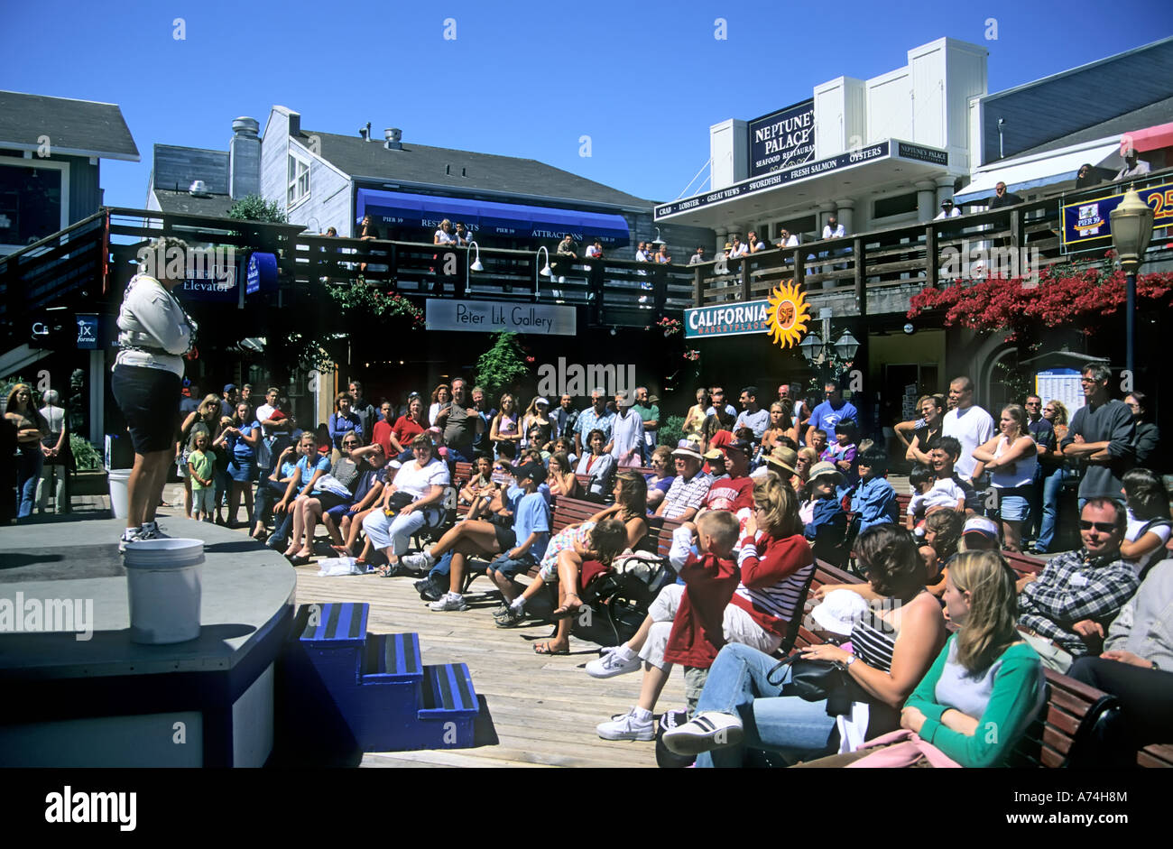 People being entertained hi-res stock photography and images - Alamy