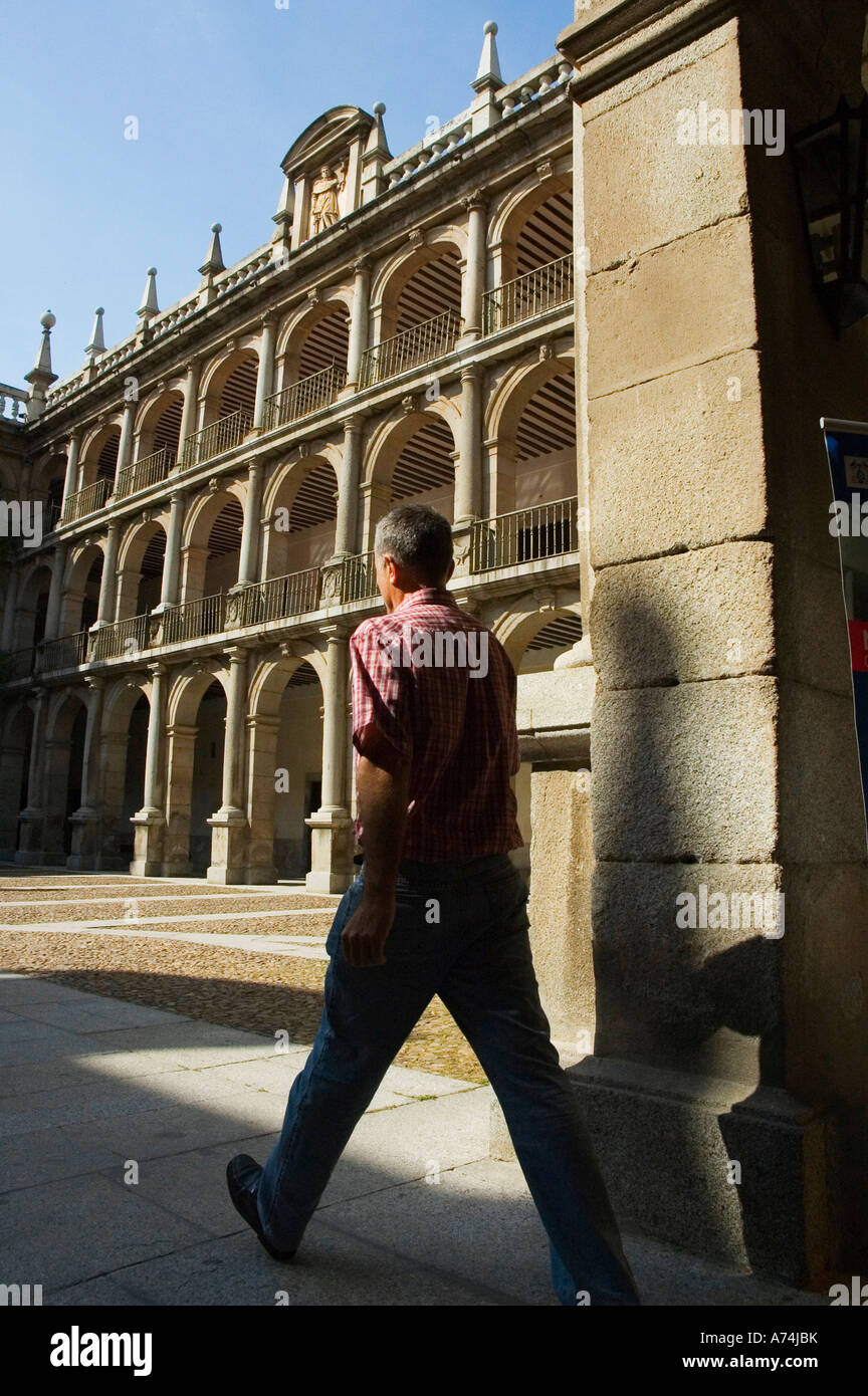 Courtyard of Santo Tomás de Villanueva / University of Alcala ALCALA DE ...