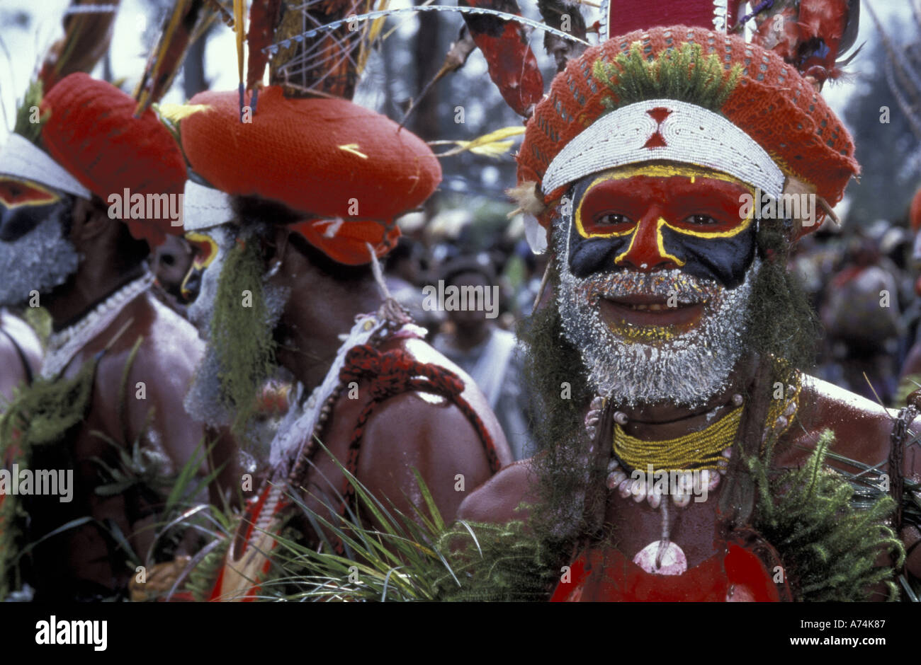 Papua new guinea man in tribal dress hi-res stock photography and ...