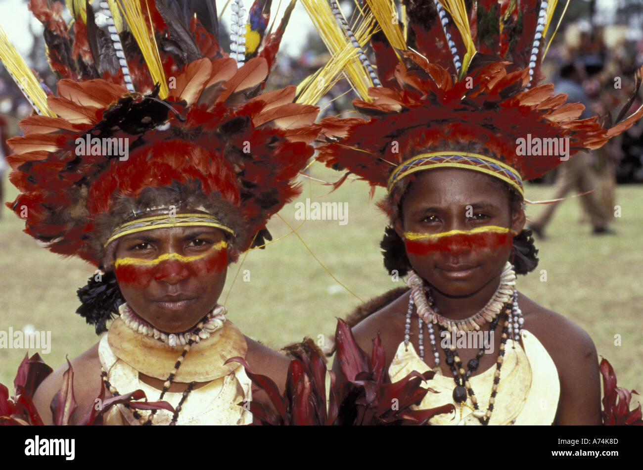 Asia, Papua New Guinea. Young Simbu twin girls Stock Photo: 3826572 - Alamy