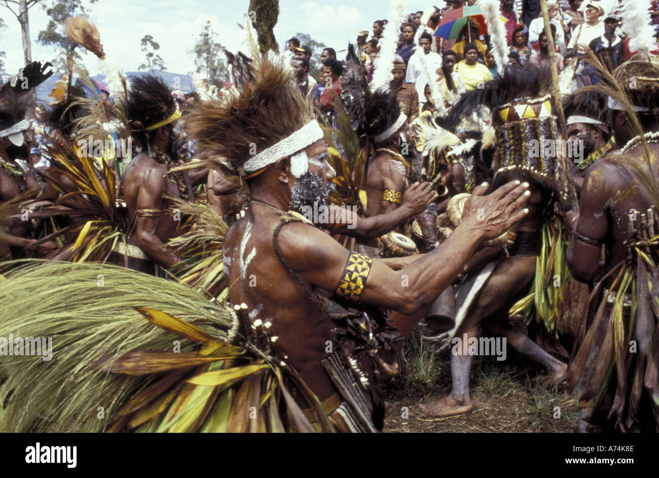 Asia, Papua New Guinea. Simbu dancers performing Stock Photo - Alamy