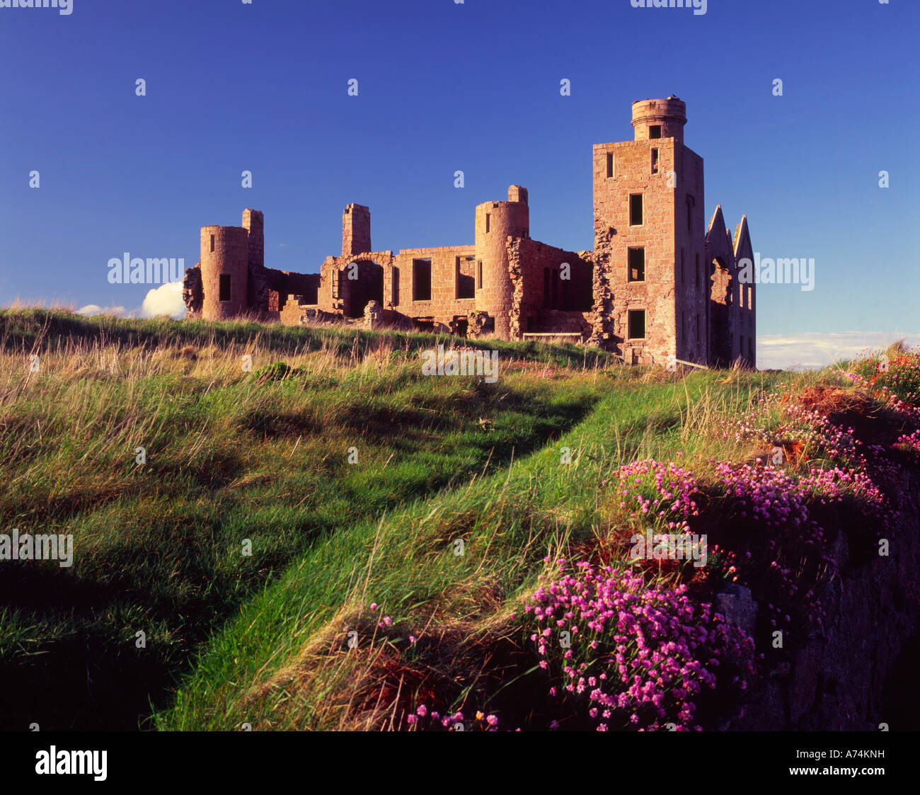 Cliffs slains castle hi-res stock photography and images - Alamy