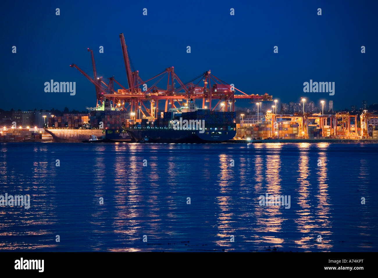 Ships loading hi-res stock photography and images - Alamy