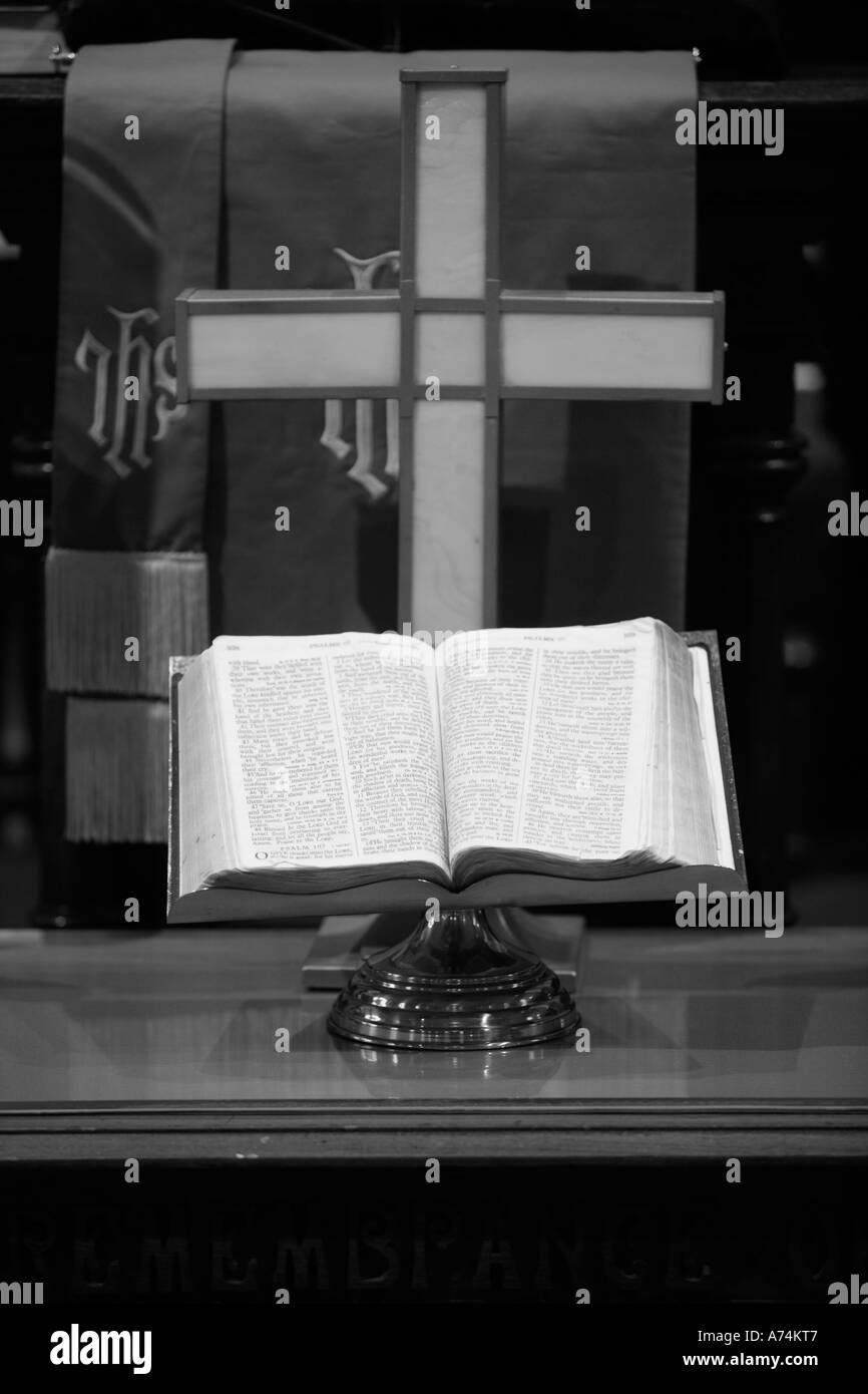 Bible and cross hi-res stock photography and images - Alamy
