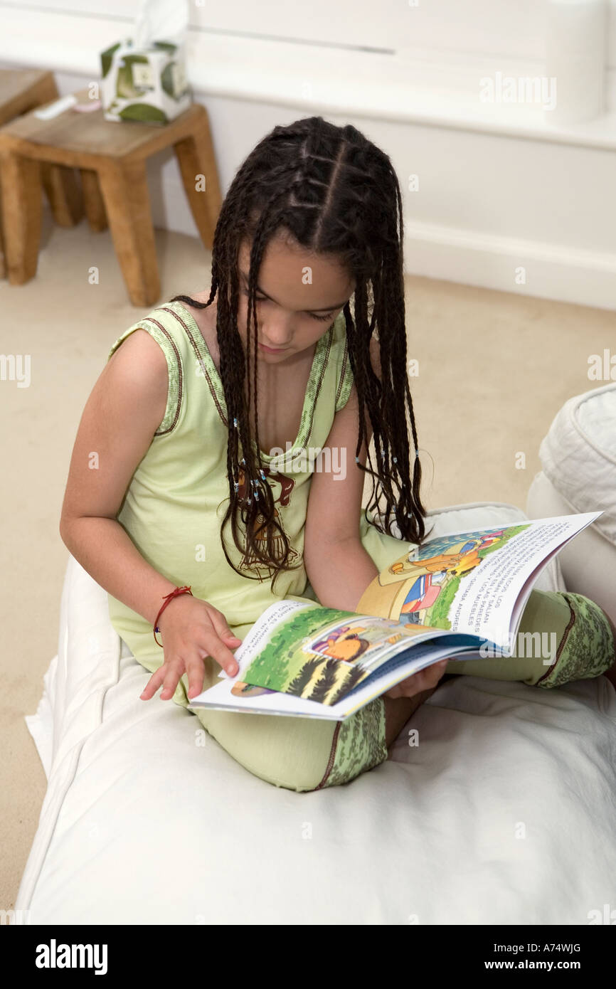 Young girl reading Stock Photo - Alamy