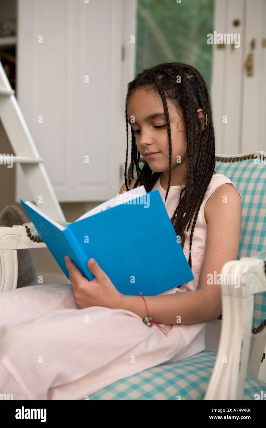Young girl reading Stock Photo - Alamy