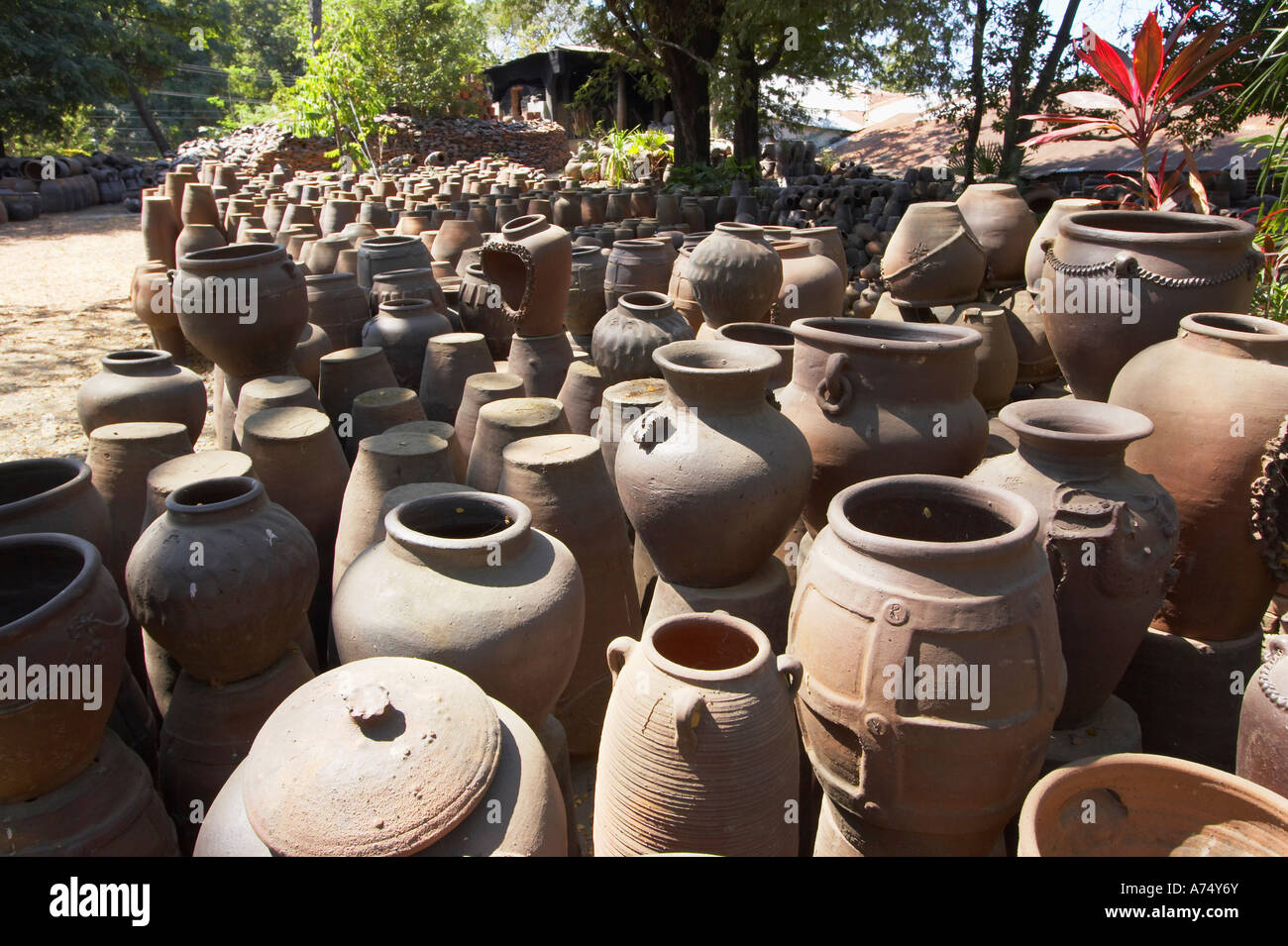 Vigan pottery hi-res stock photography and images - Alamy