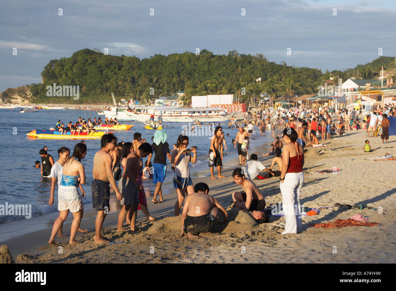Crowded beach philippines hi-res stock photography and images - Alamy