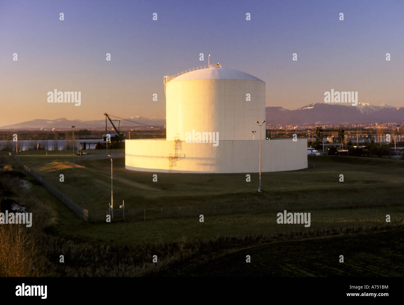 Lng production facility hi-res stock photography and images - Alamy