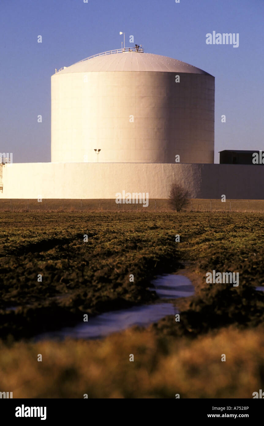 Lng production facility hi-res stock photography and images - Alamy
