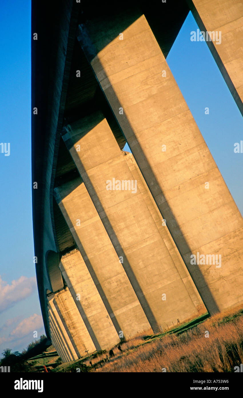 Concrete Columns Support Structure Stock Photos & Concrete Columns ...