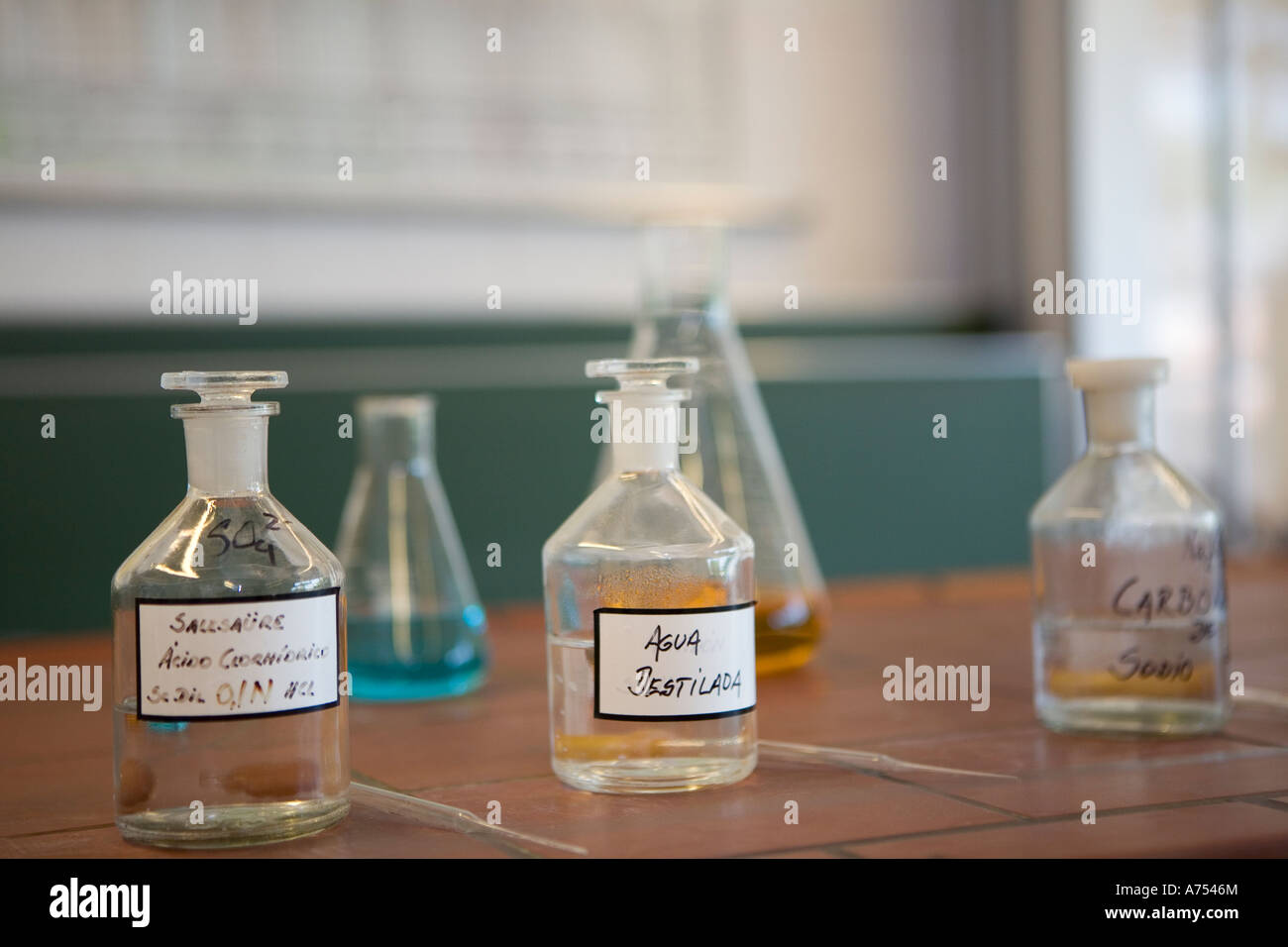School science laboratory bottles chemicals hi-res stock photography ...