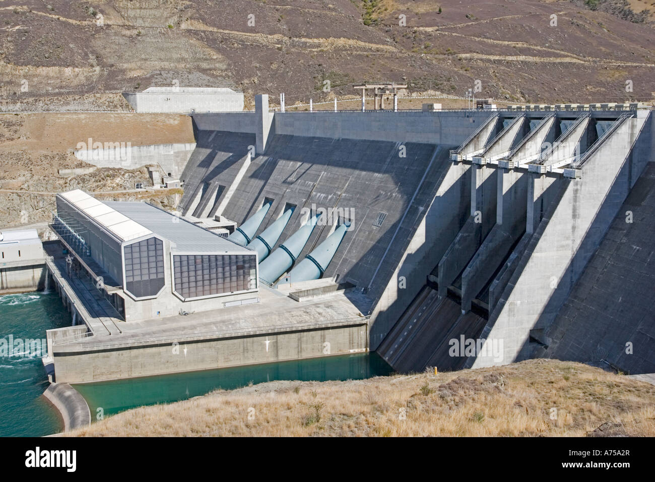 View of Clyde Dam and Lake Dunstan third largest hydroelectric dam ...