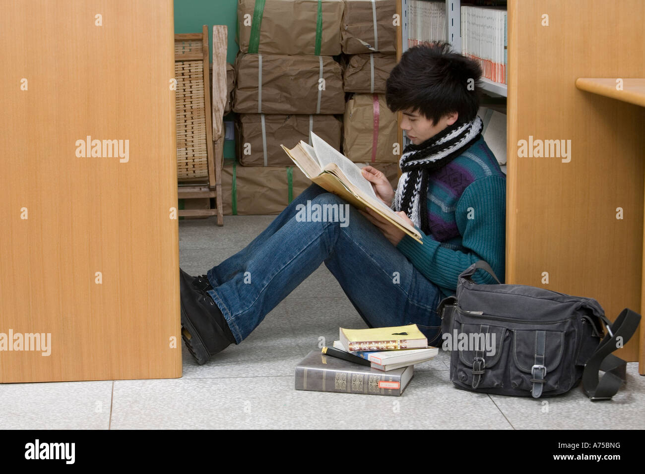 Man reading book in bookstore Stock Photo - Alamy