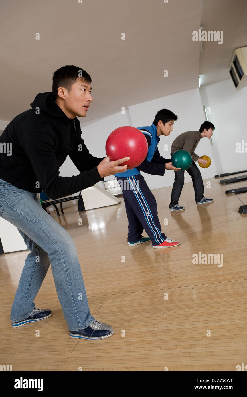 Male bowlers lined up to serve Stock Photo - Alamy