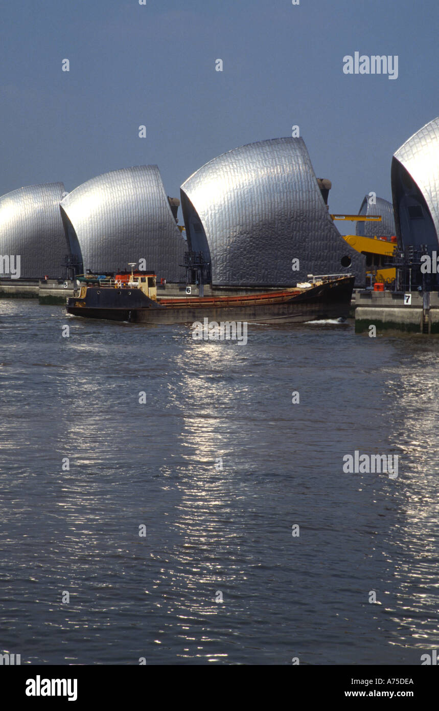 Flood barrier hi-res stock photography and images - Alamy
