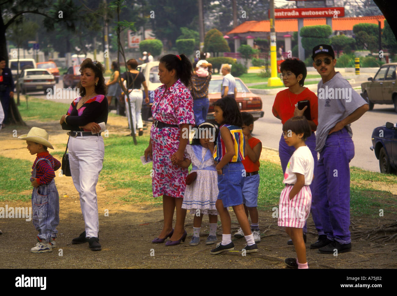 Guatemalans people family families in park Avenida de las Americas ...