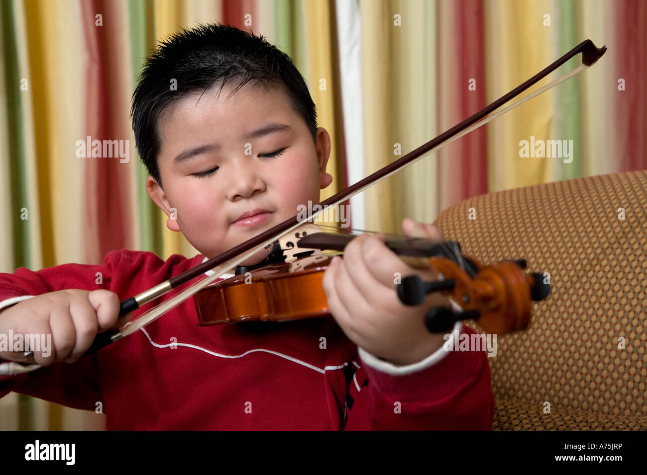 Young boy playing violin Stock Photo - Alamy