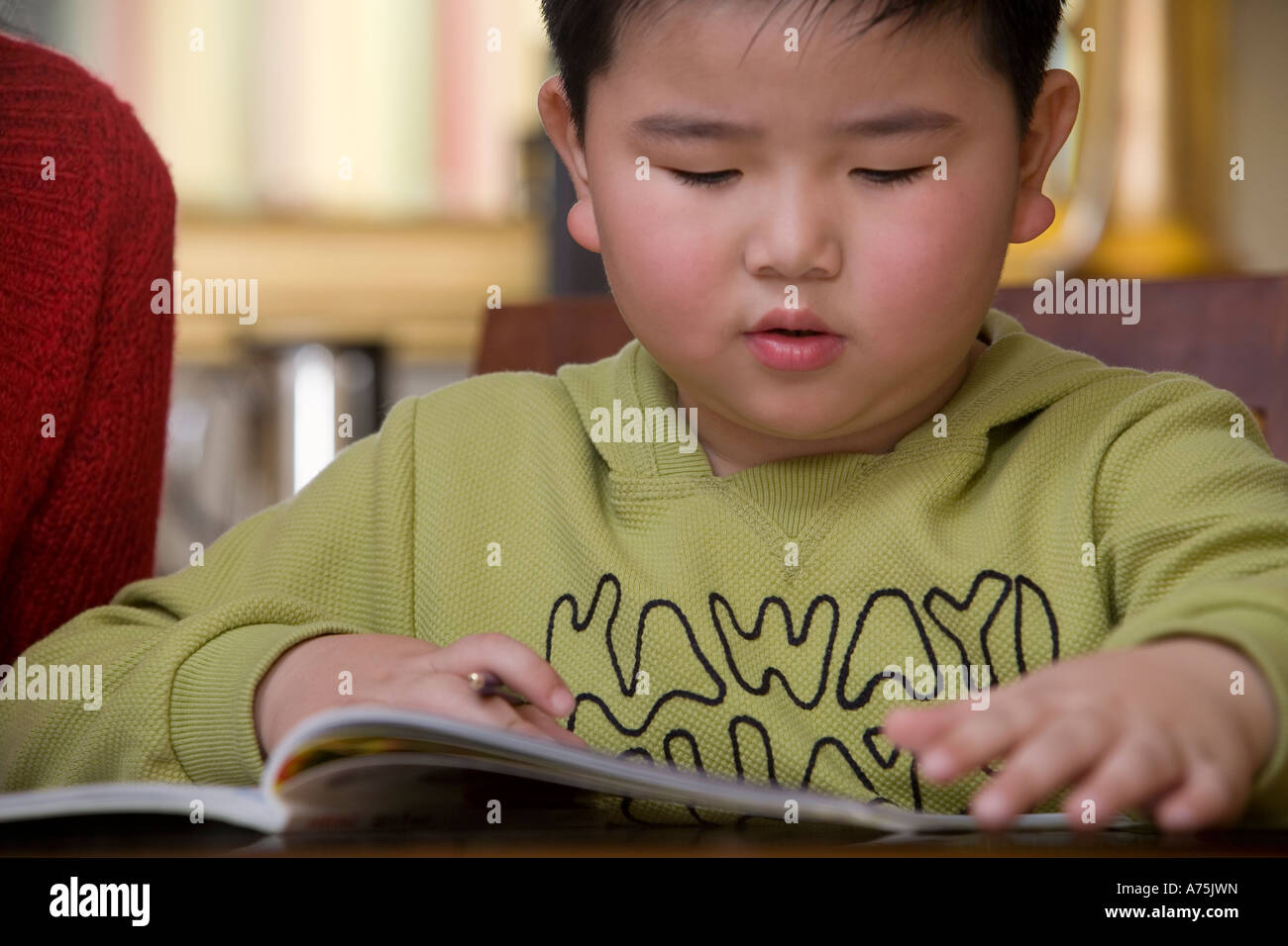 Young boy reading Stock Photo - Alamy