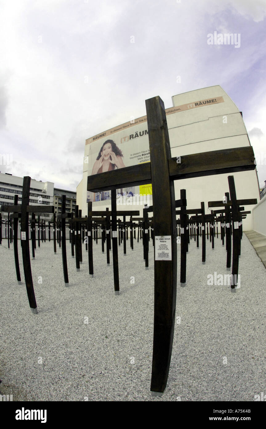 checkpoint charlie us army crosses memorial tribute victim berlin wall ...