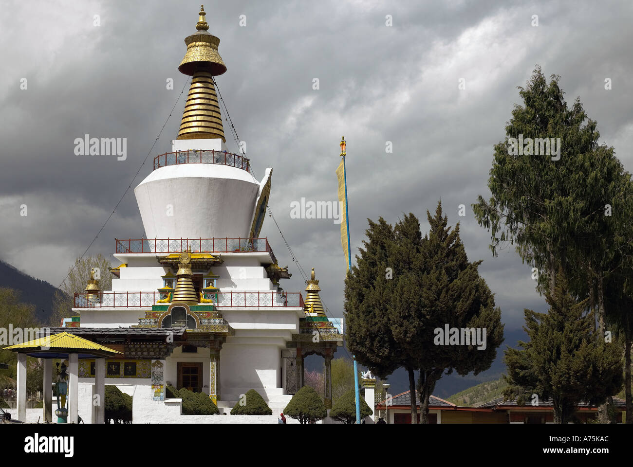 Bhutan himalaya buddhist chorten hi-res stock photography and images ...