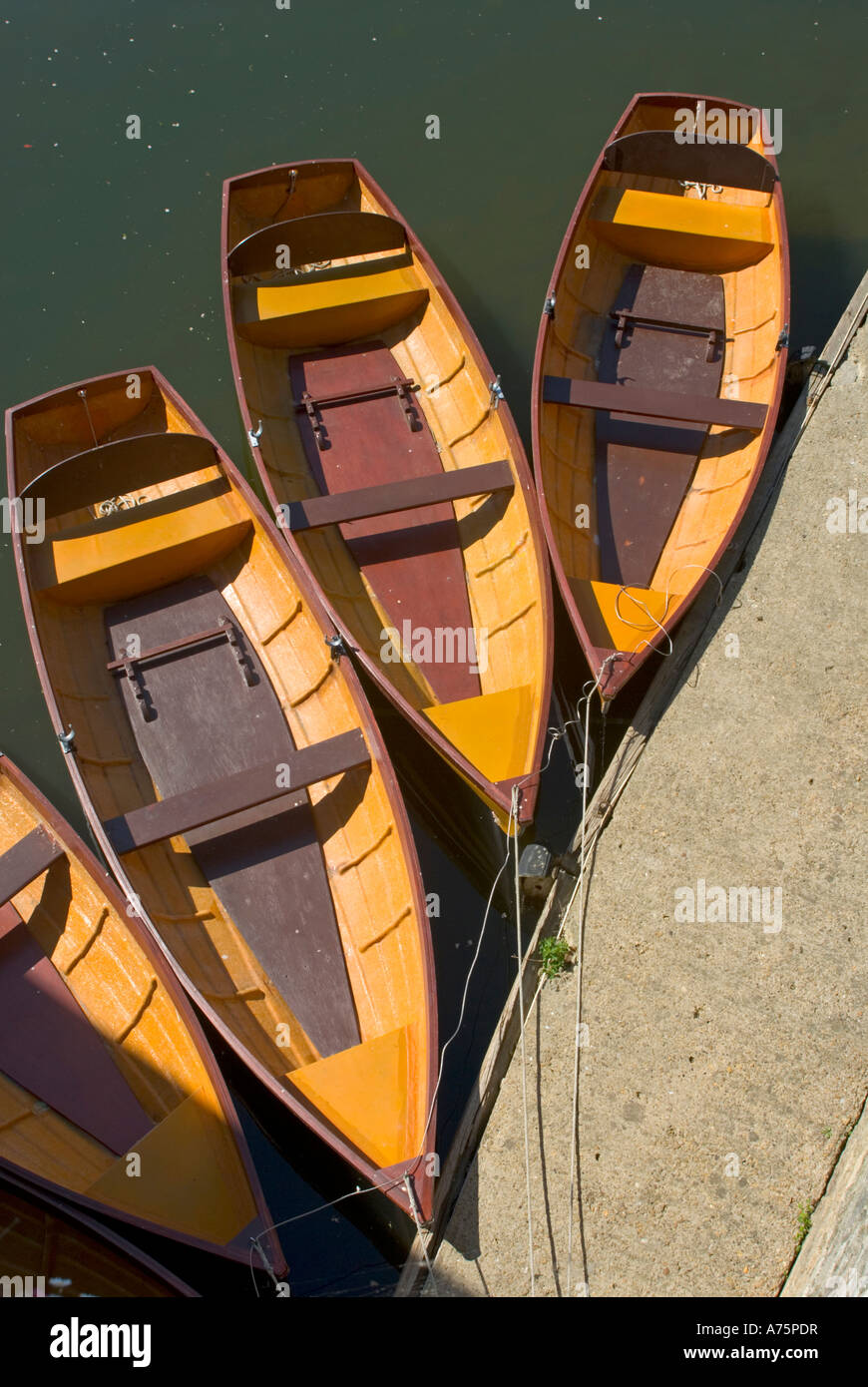 Rowing boats tied up thames hi-res stock photography and images - Alamy