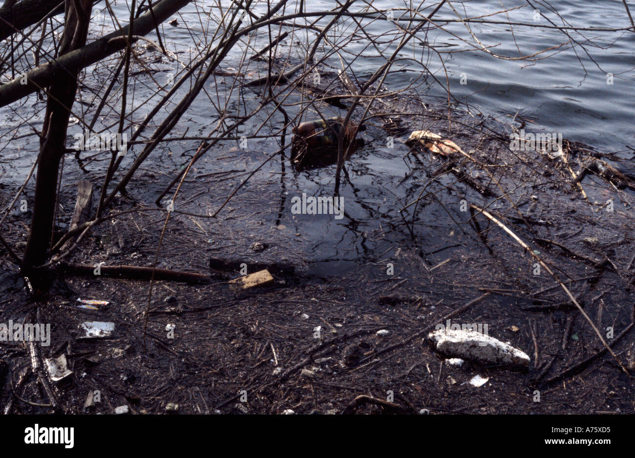 Dirty thames hi-res stock photography and images - Alamy