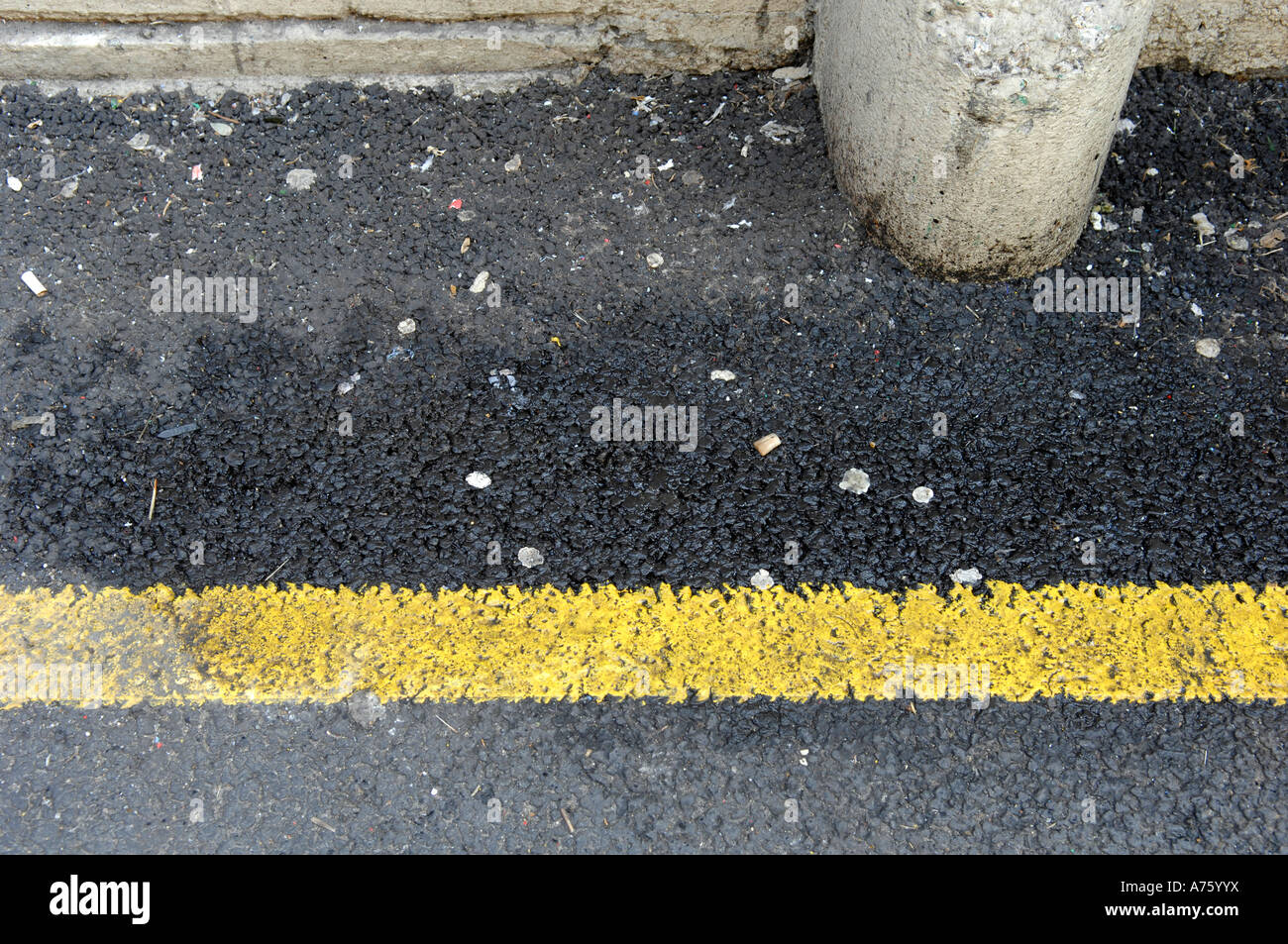 Single yellow line uk hi-res stock photography and images - Alamy
