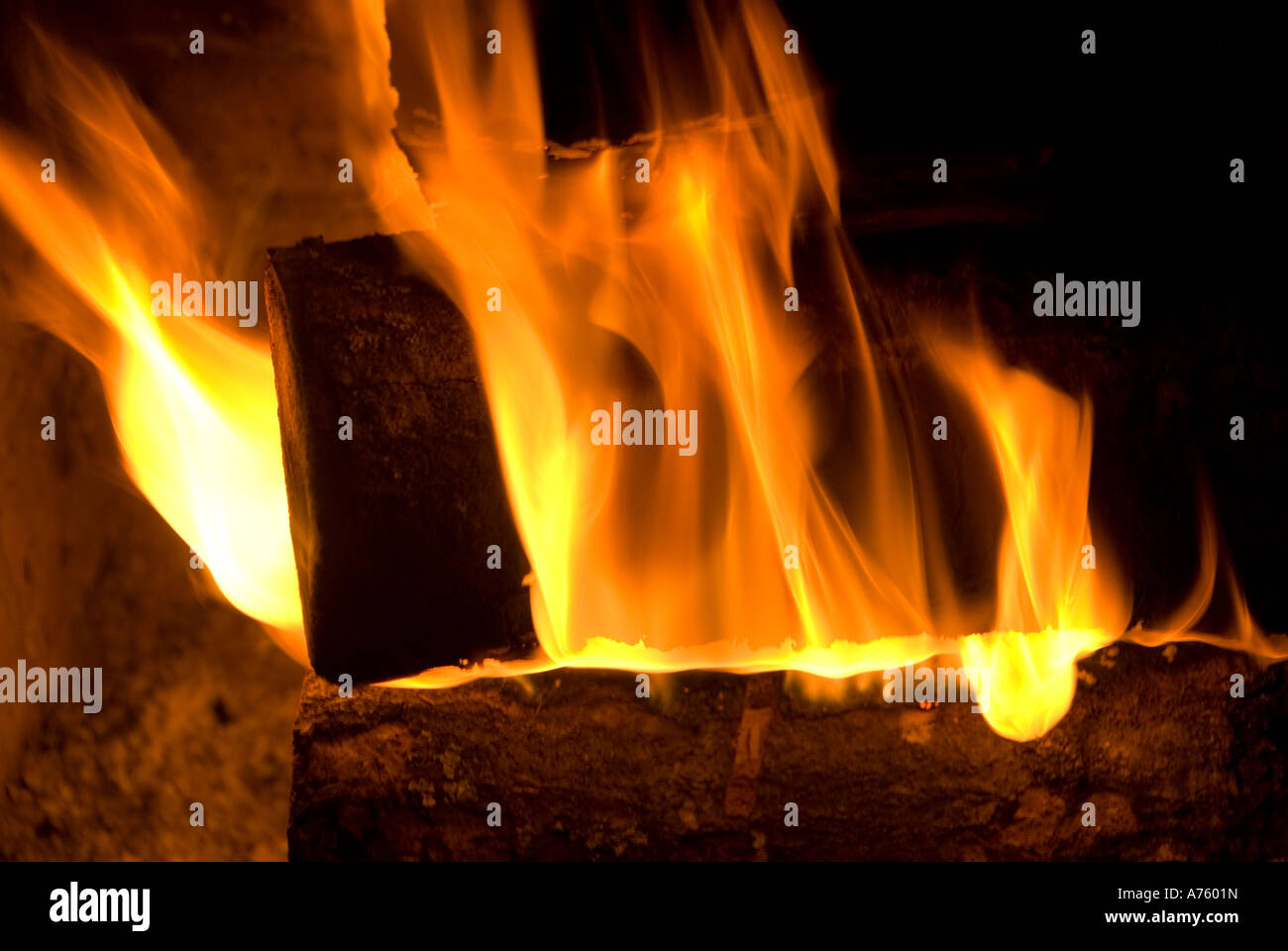 Log on fire Stock Photo - Alamy