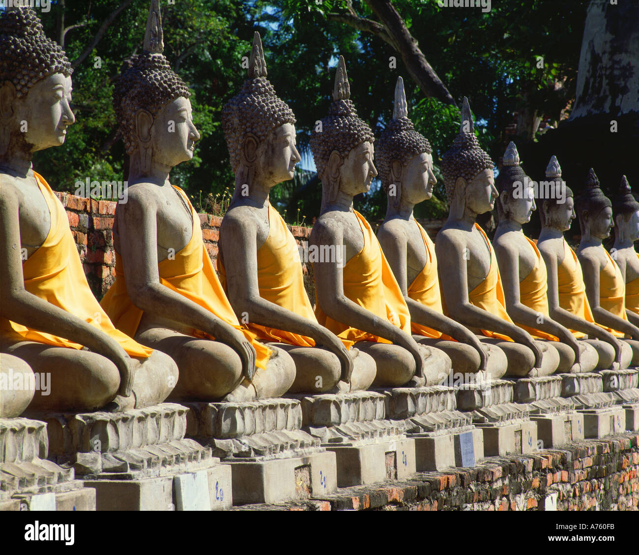 Line of buddha statues hi-res stock photography and images - Alamy