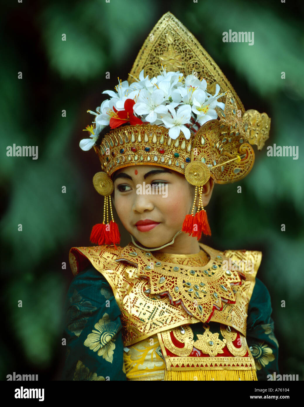 Balinese attire hi-res stock photography and images - Alamy