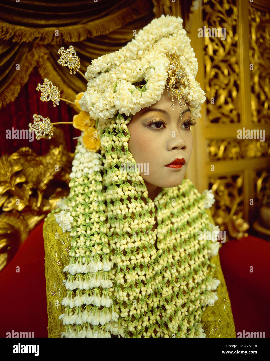 Muslim bridal costume hi-res stock photography and images - Alamy