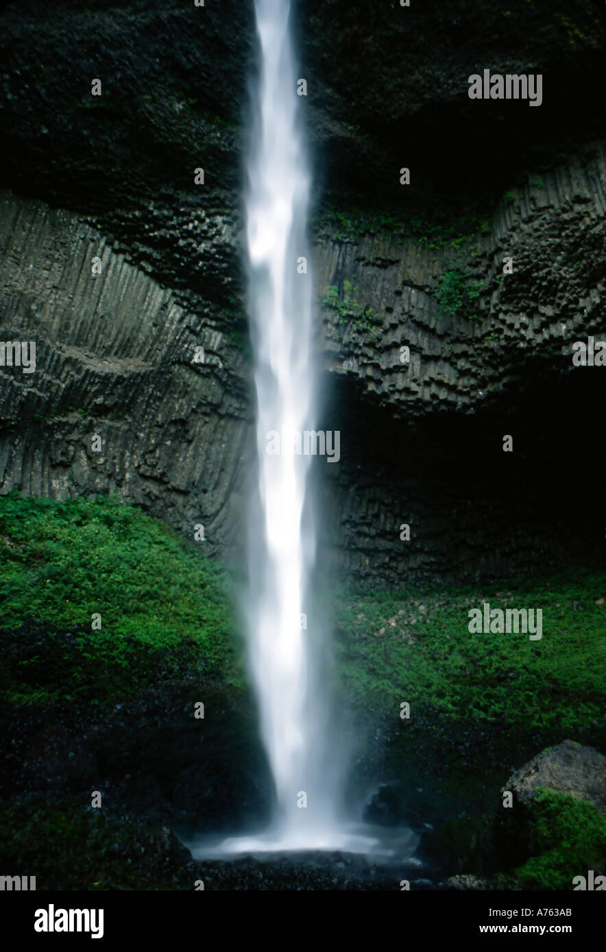 Latourell falls in Oregon showing columnar basalt Stock Photo - Alamy