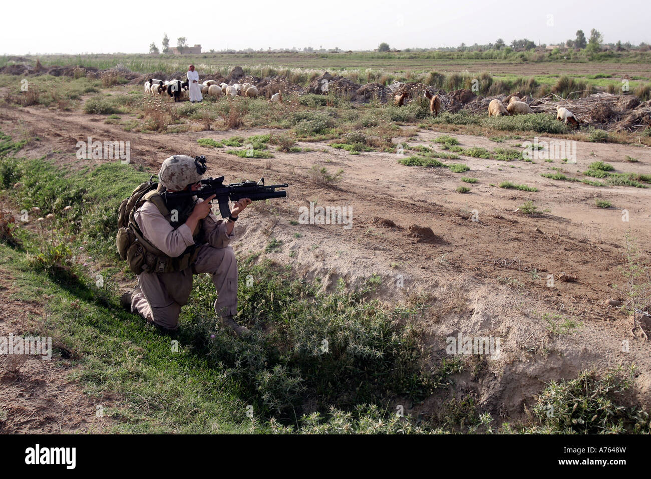 Kneeling soldier hi-res stock photography and images - Alamy