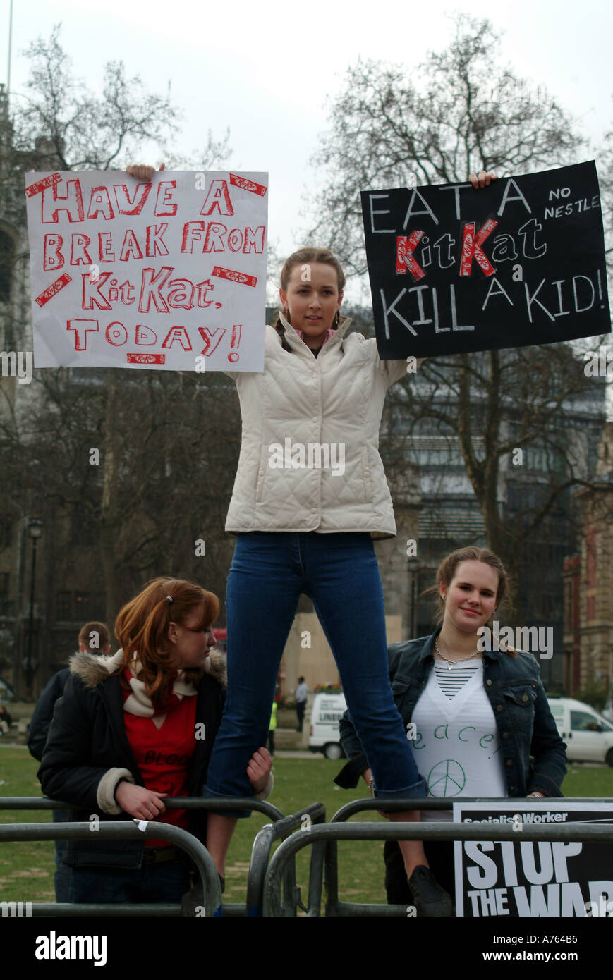 peace demonstration parliament square london march 2003 Stock Photo - Alamy