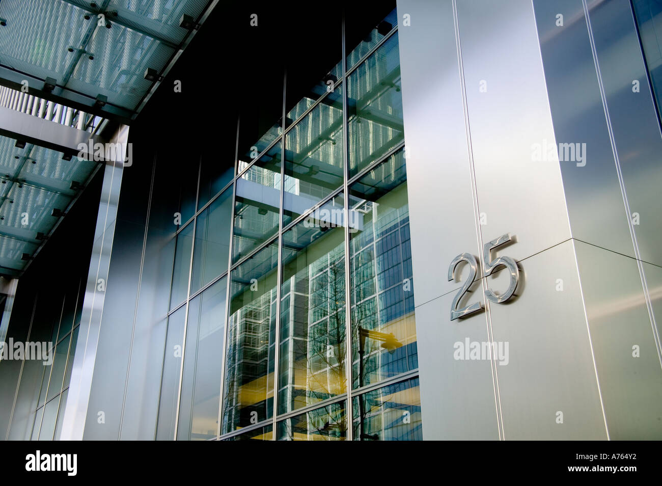 Number 25 office building canary wharf Stock Photo - Alamy