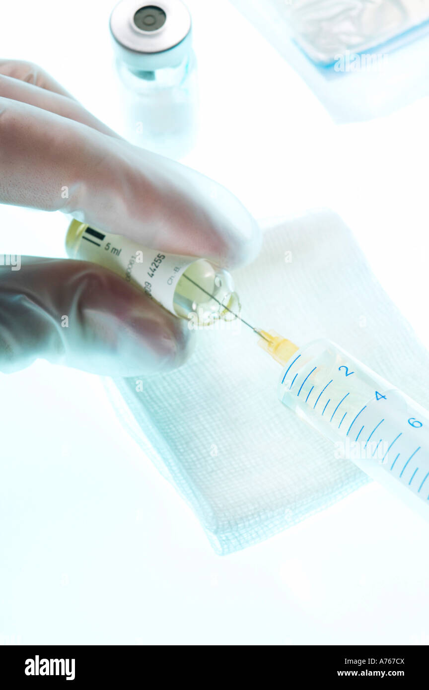 Images of medicine syringes hi-res stock photography and images - Alamy