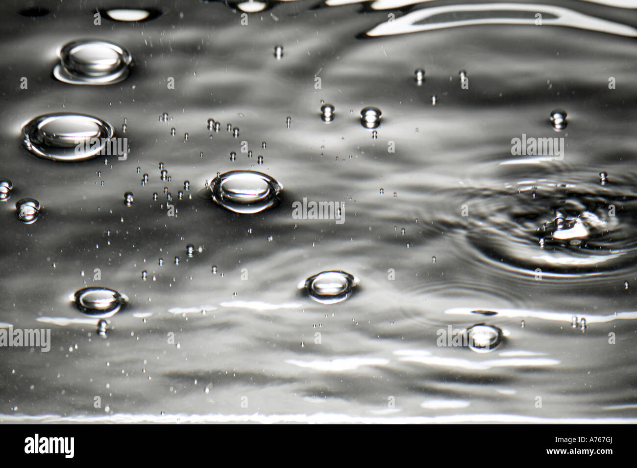 Oil drops in water, close-up Stock Photo - Alamy