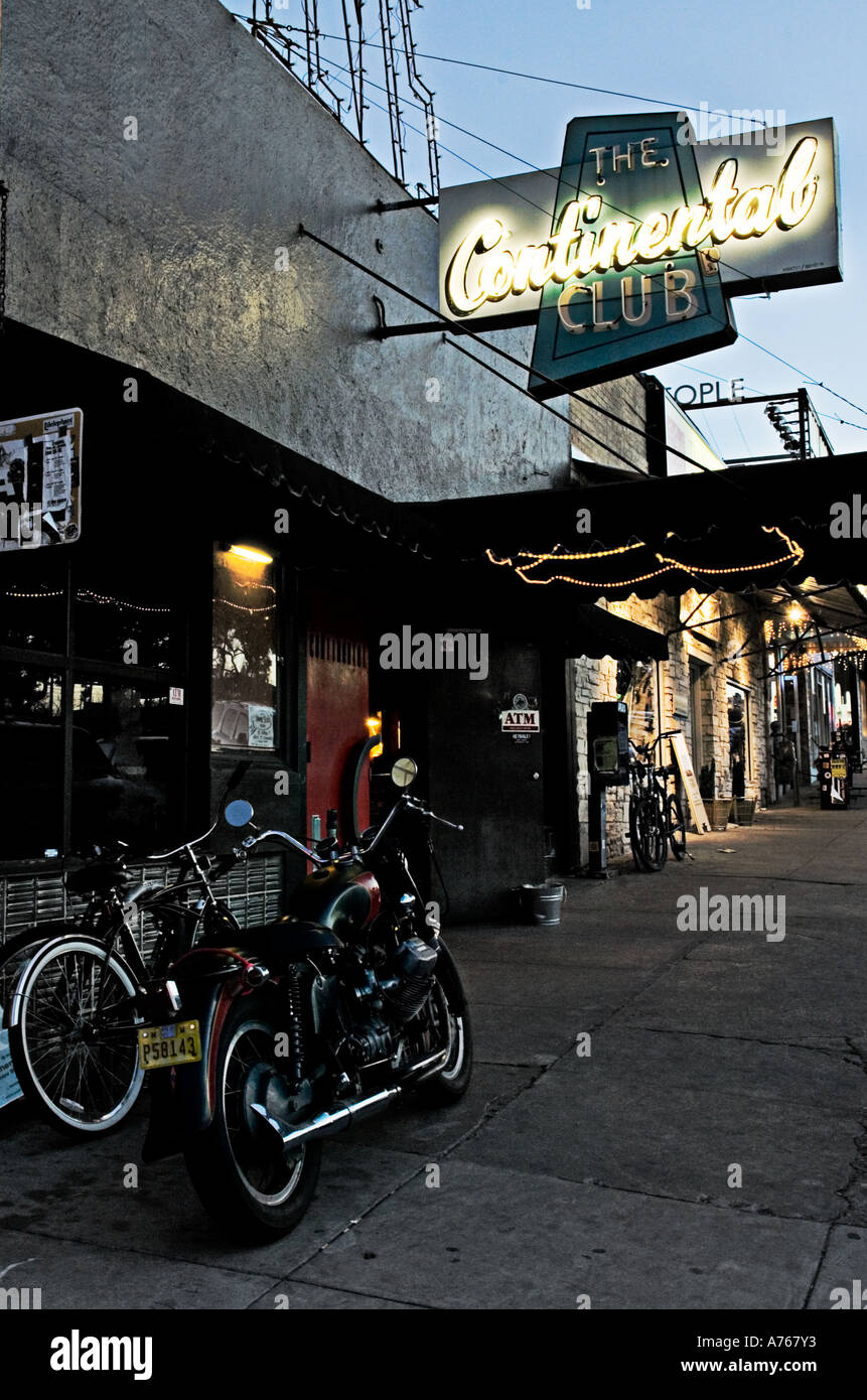 Smoking outside club hi-res stock photography and images - Alamy