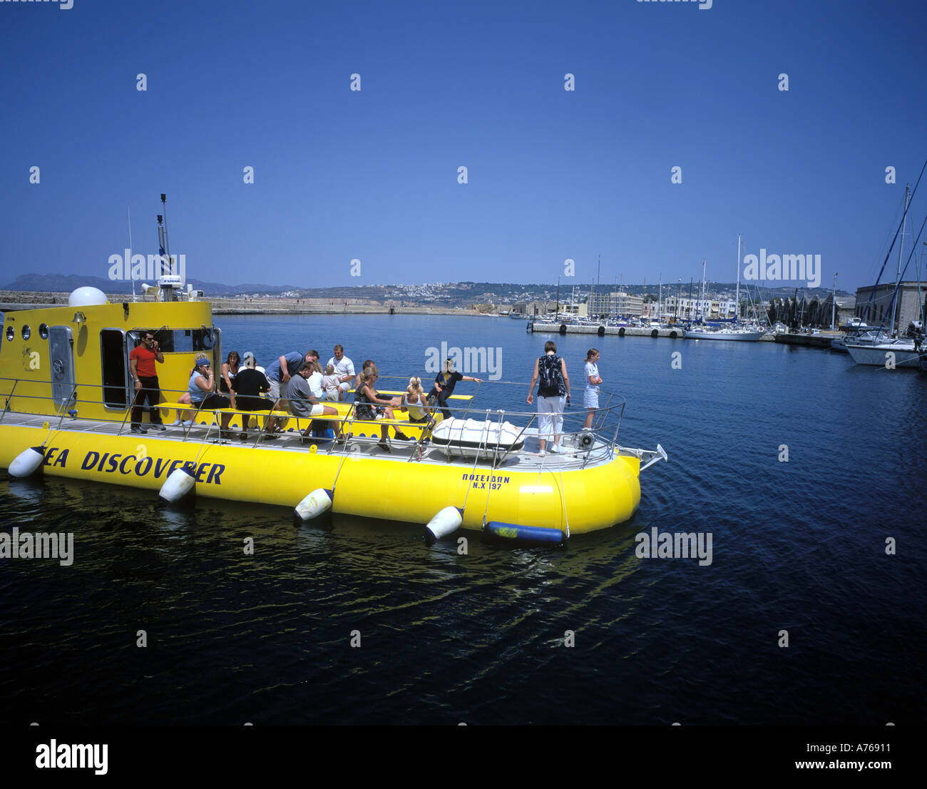 Glass bottom boat crete hi-res stock photography and images - Alamy