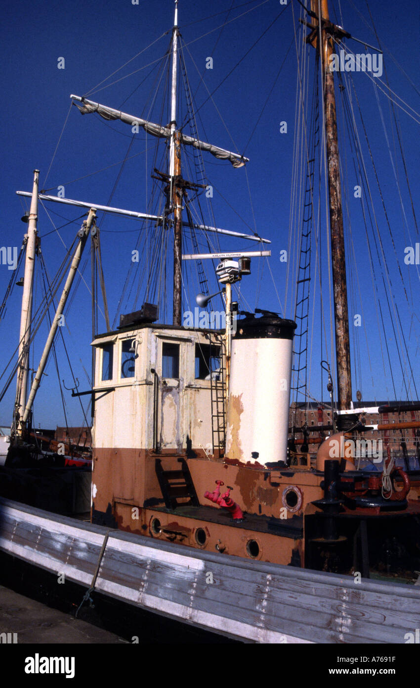 Tug funnel hi-res stock photography and images - Alamy