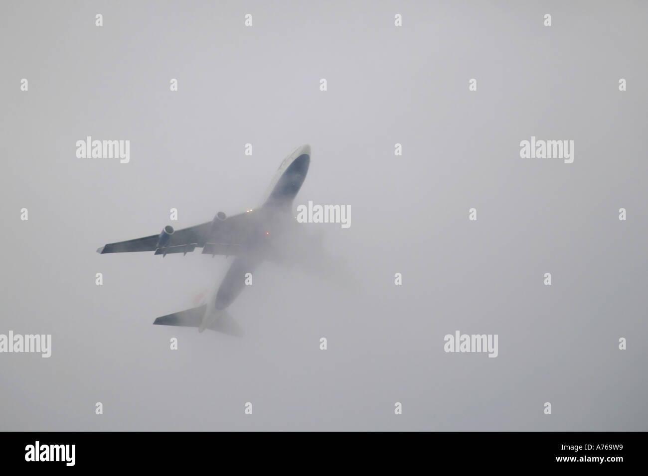 Aircraft low visibility hi-res stock photography and images - Alamy