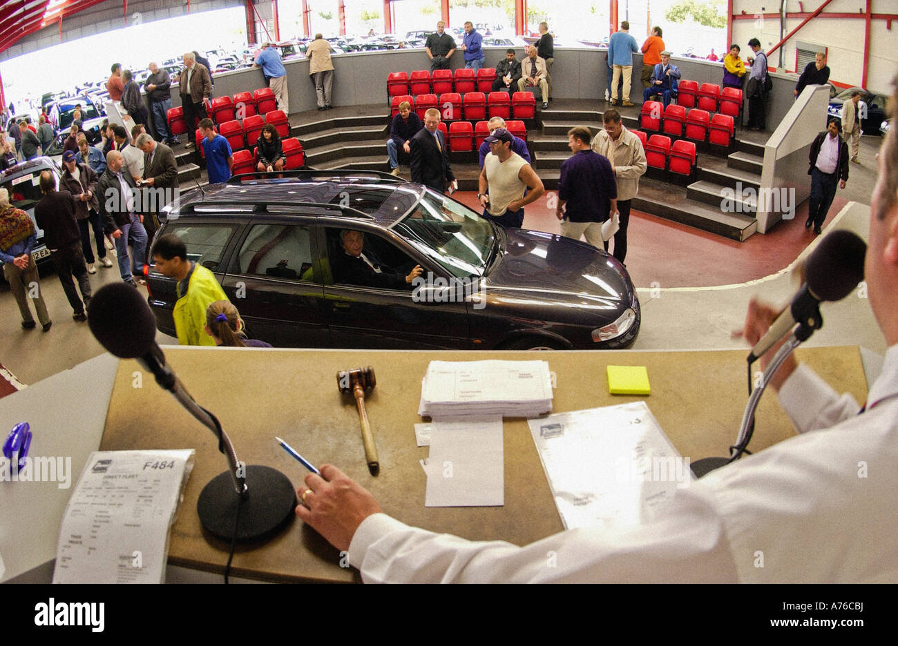 Auctioneers podium hi-res stock photography and images - Alamy