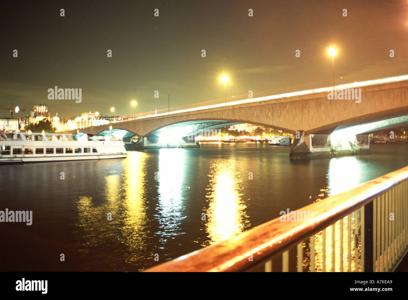 London embankment hi-res stock photography and images - Alamy