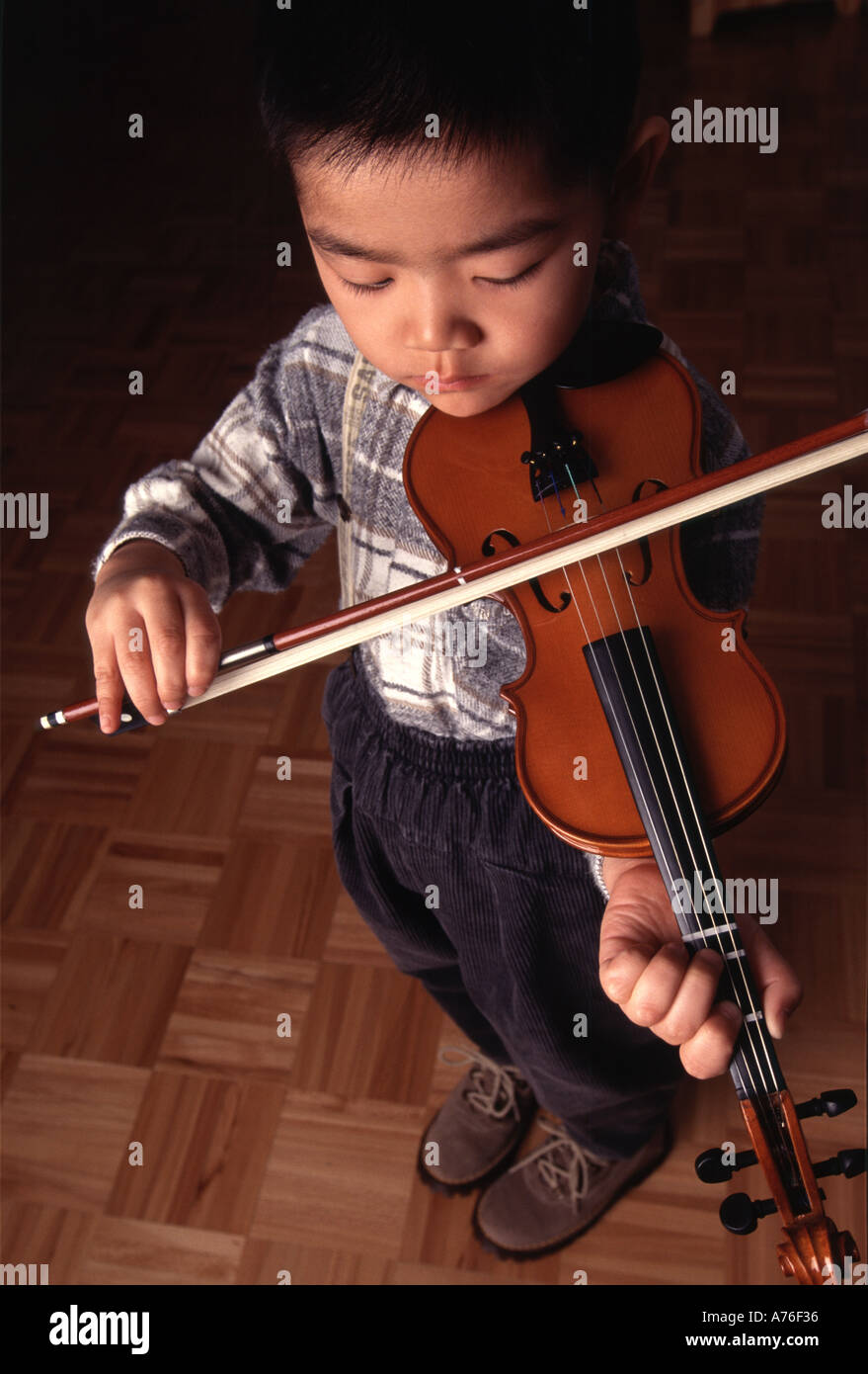 Boy playing violin Stock Photo - Alamy
