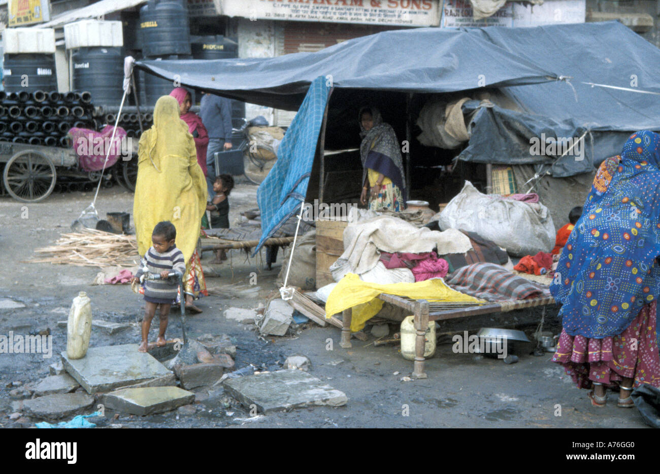 Indian Street Scene Street People Housing Stock Photo - Alamy