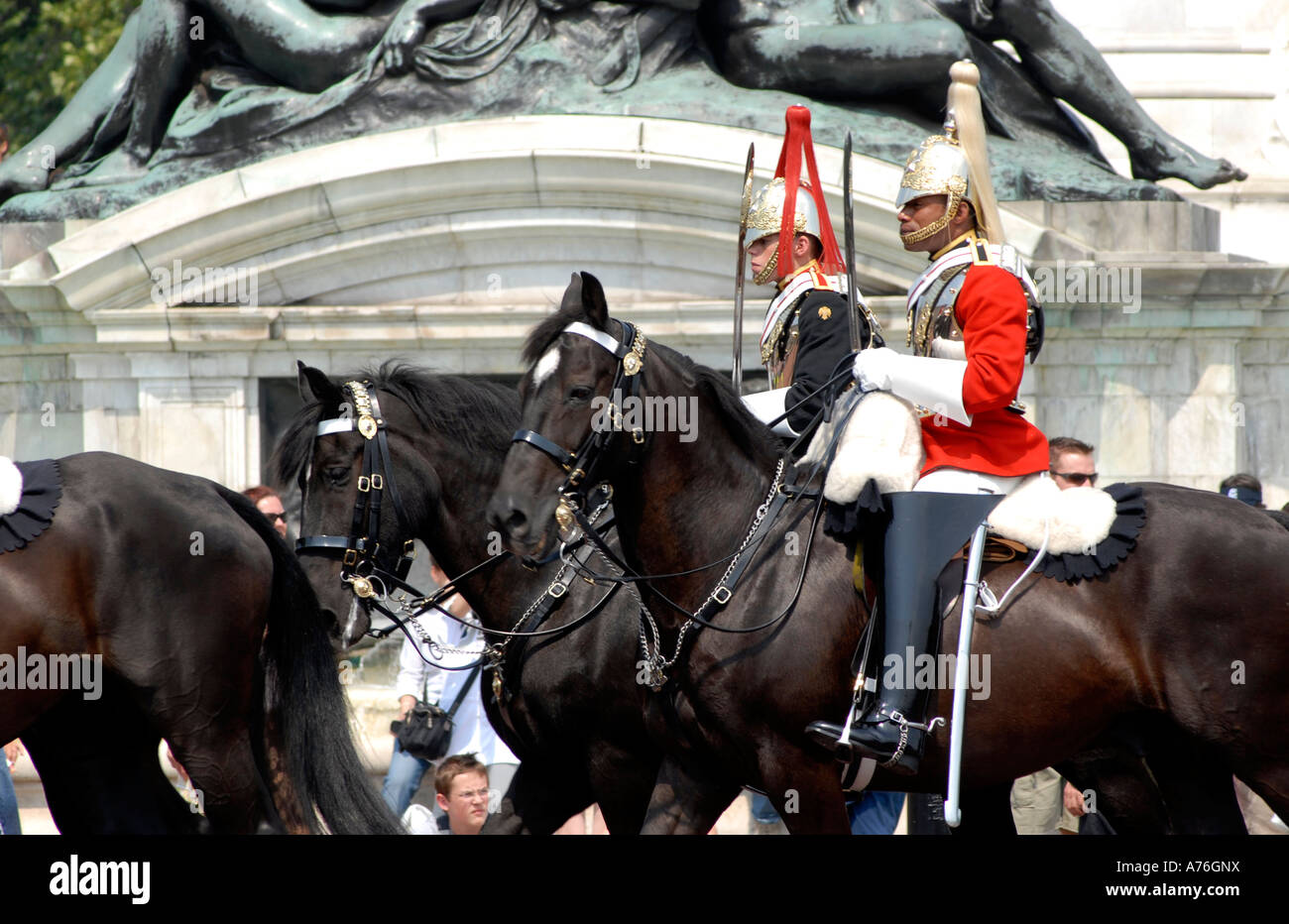 Guard mount at buckingham palace hi-res stock photography and images ...
