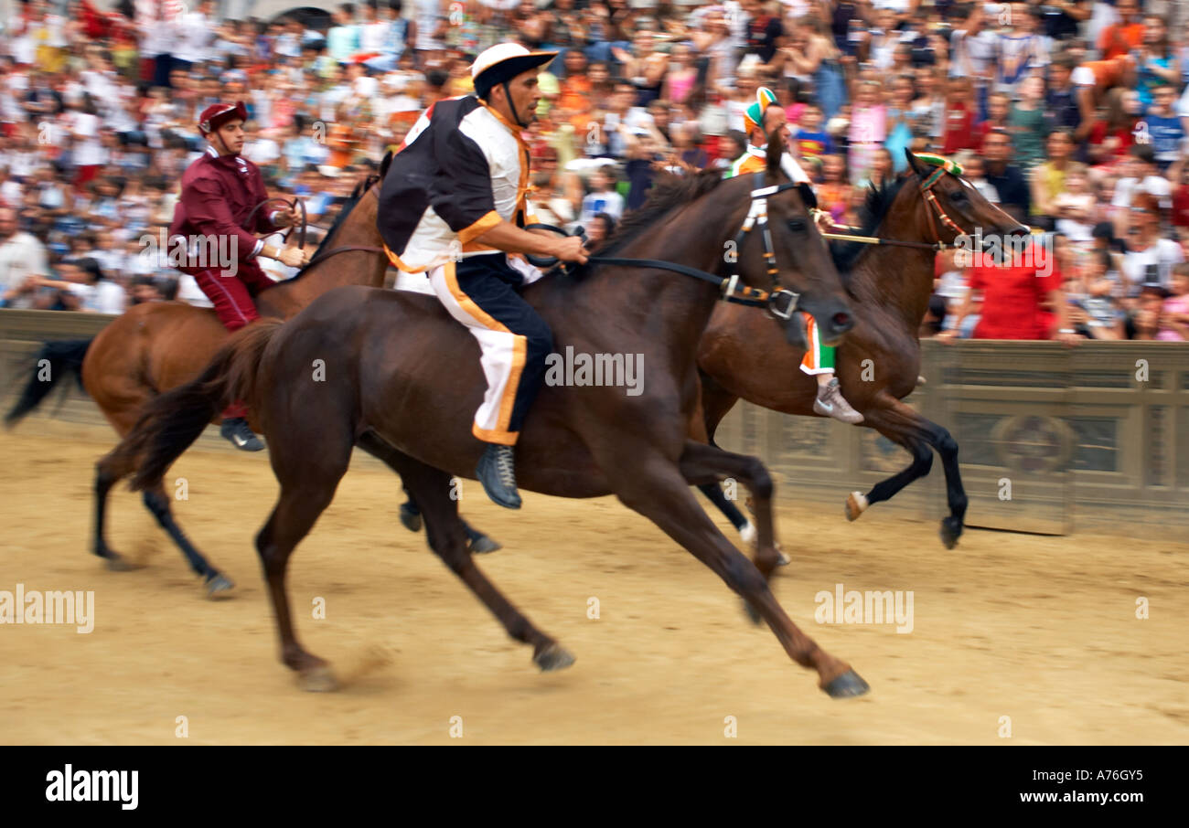 Il palio race hi-res stock photography and images - Alamy