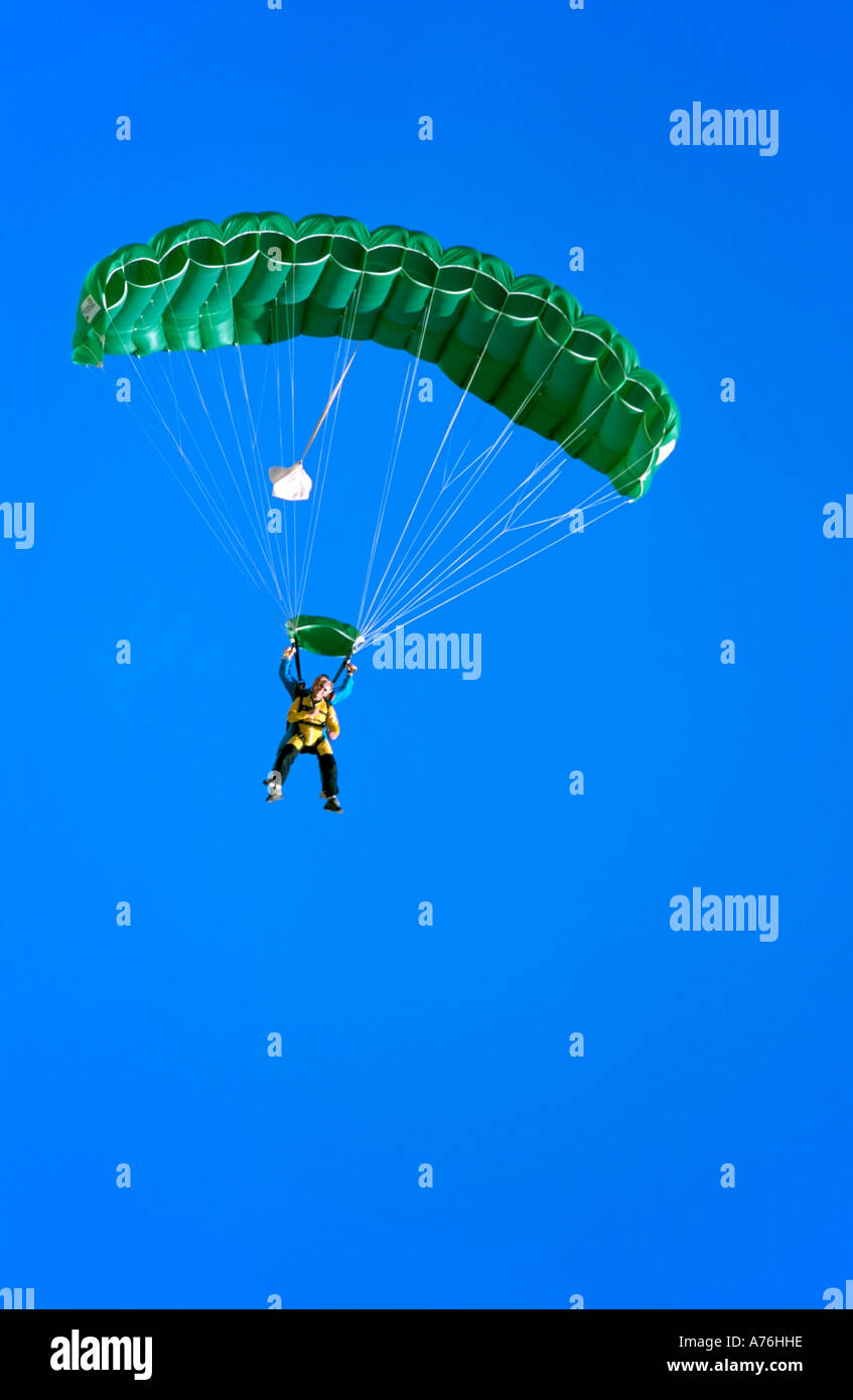 Tandem parachutists hi-res stock photography and images - Alamy