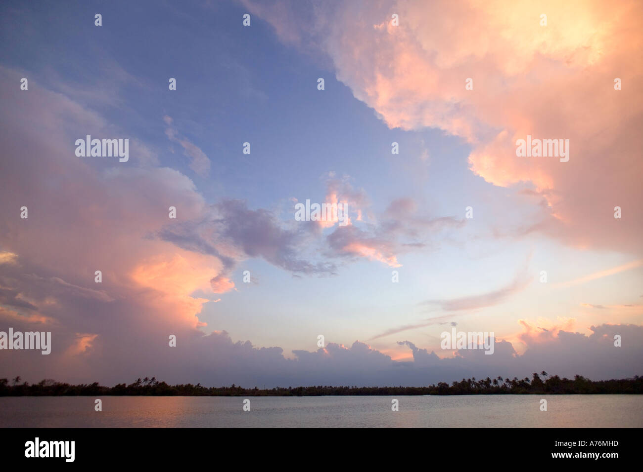 Water sky cloud scene goa india hi-res stock photography and images - Alamy